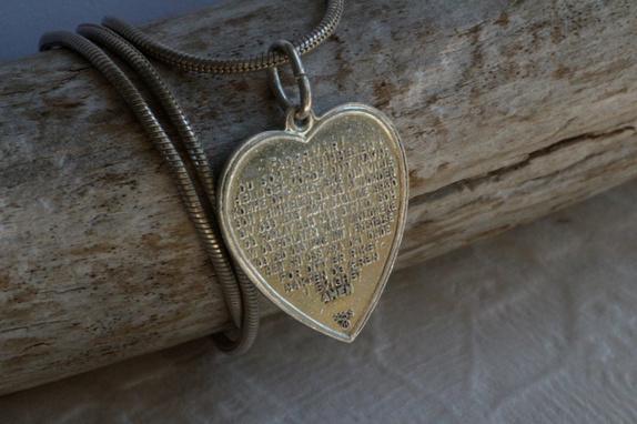 Ivar T. Holth, Oslo. Hjerteformet emaljeanheng, med "Fadervår". Vintage - Epla