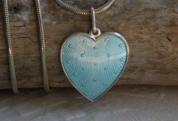 Ivar T. Holth, Oslo. Hjerteformet emaljeanheng, med "Fadervår". Vintage - Epla