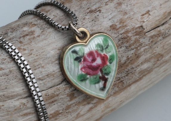 Arne Nordlie. Hjerteformet anheng i sterling sølv og emalje. Vintage - Epla