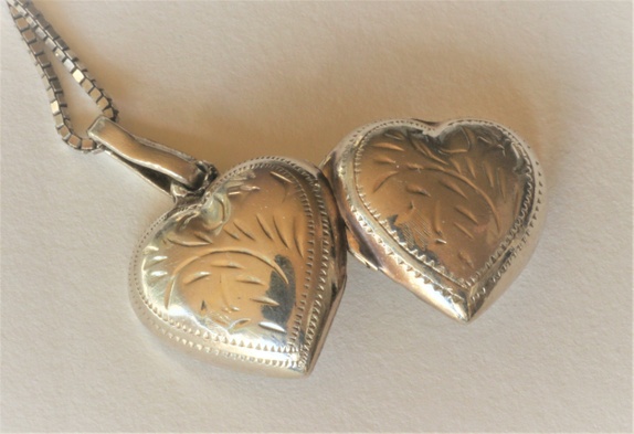 Astri Hilde Holthe Lunder. Hjerteformet medaljong, sterling sølv, med kjede. Vintage - Epla