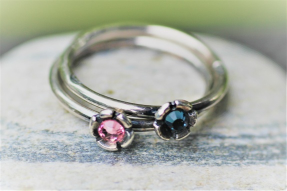 Sylvsmidja. To ringer i sterling sølv, med fasetterte steiner. Vintage - Epla