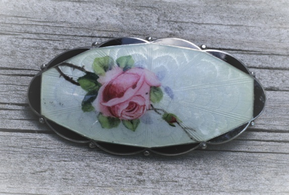 O.F. Hjortdahl. Brosje i sterling sølv og emalje, med håndmalt rose. Vintage - Epla
