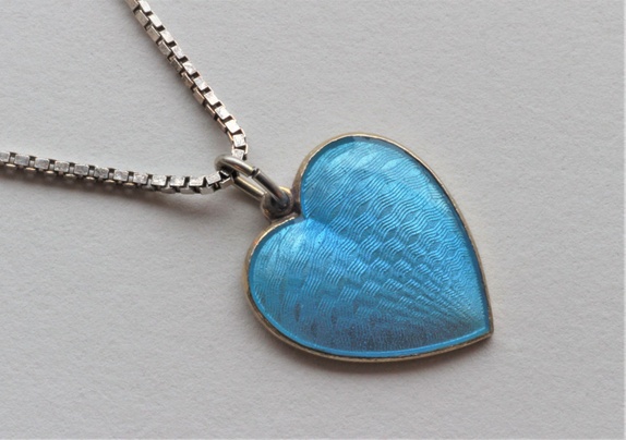 Ivar T. Holth. Hjerteformet anheng, forgylt sterling sølv, og blå emalje. Fader vår. Med kjede ...