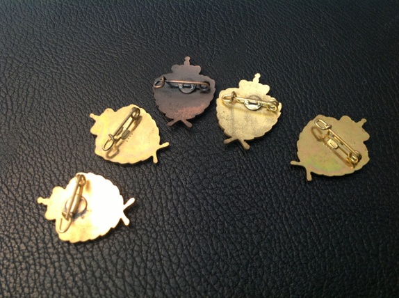 5 gamle brosjer i kongelig skjold - Epla