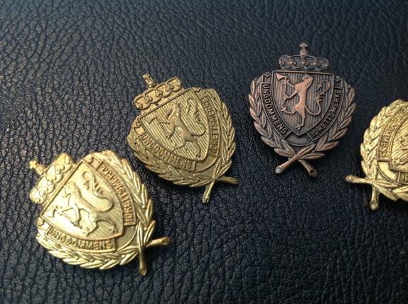 5 gamle brosjer i kongelig skjold - Epla