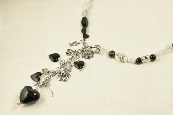 Bergkrystall, glassperler, metallcharms og svart hjerte - Epla