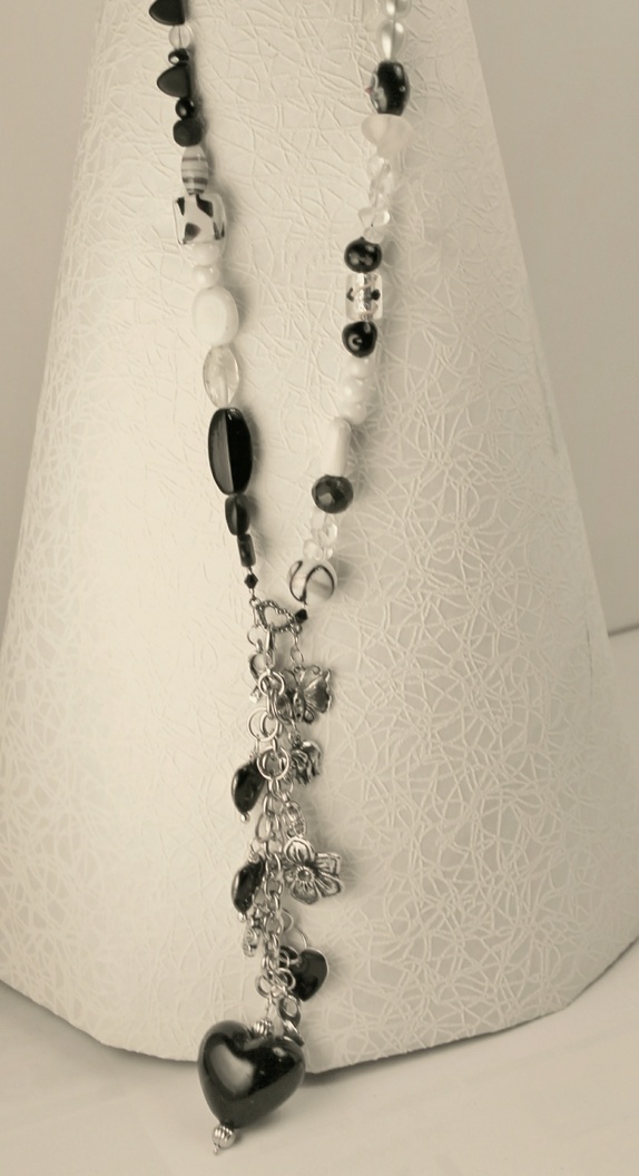 Bergkrystall, glassperler, metallcharms og svart hjerte - Epla