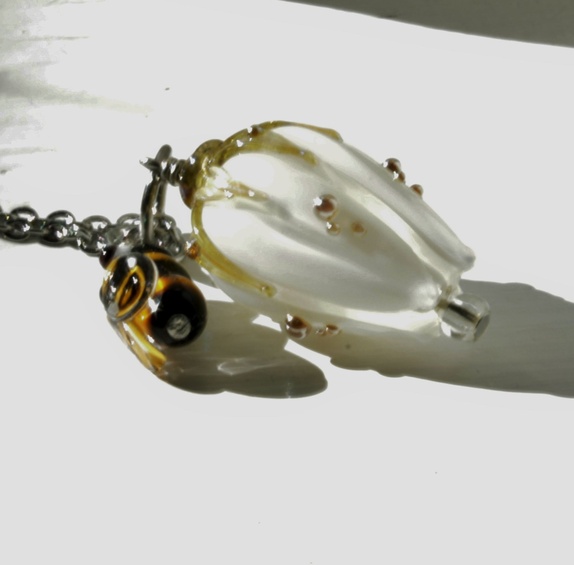 Håndlaget perle og bie smykke - Epla