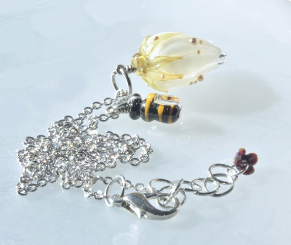 Håndlaget perle og bie smykke - Epla