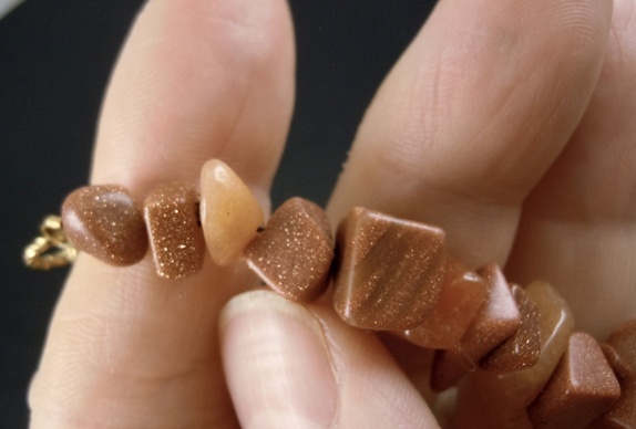 Brun sandstein og kalsitt armbånd - Epla