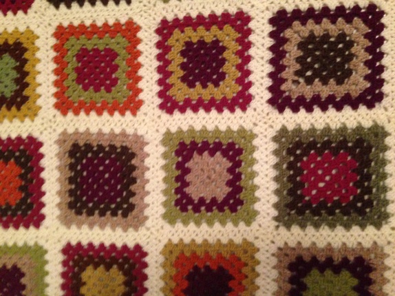 Stort heklet teppe med oldemorsruter - Epla