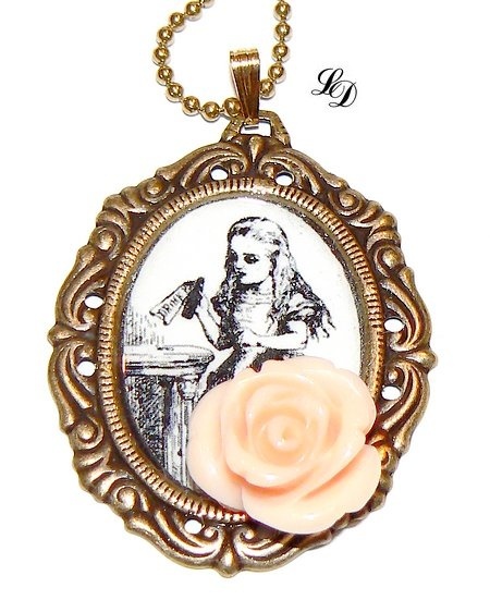 Alice i Eventyrland - DRINK ME! - Gullfarget smykke m. ferskenfarget ...