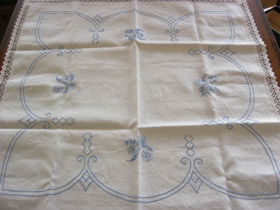 Hvit og blå brodert duk 68*68 cm - Epla