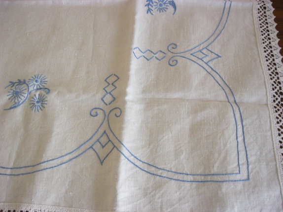 Hvit og blå brodert duk 68*68 cm - Epla