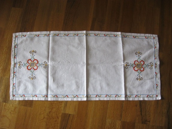 Brodert duk 33*70 cm - Epla