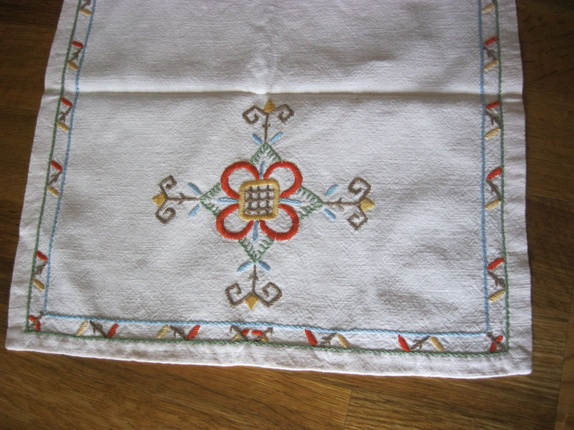 Brodert duk 33*70 cm - Epla