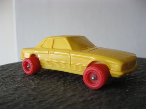 Gul vintage lekebil - Epla