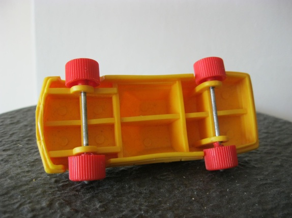 Gul vintage lekebil - Epla
