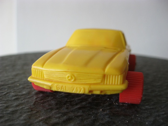Gul vintage lekebil - Epla