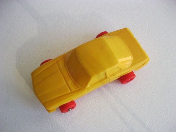 Gul vintage lekebil - Epla