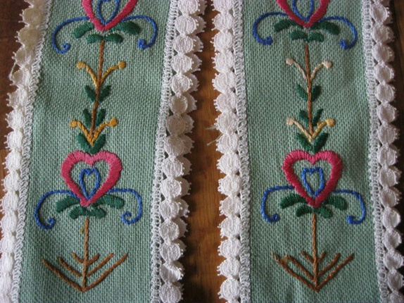 Håndbrodert brettholder - Epla