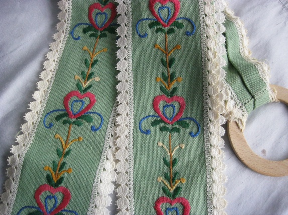 Håndbrodert brettholder - Epla