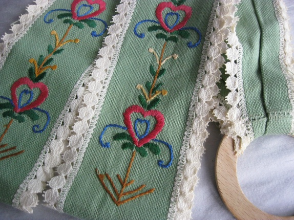 Håndbrodert brettholder - Epla