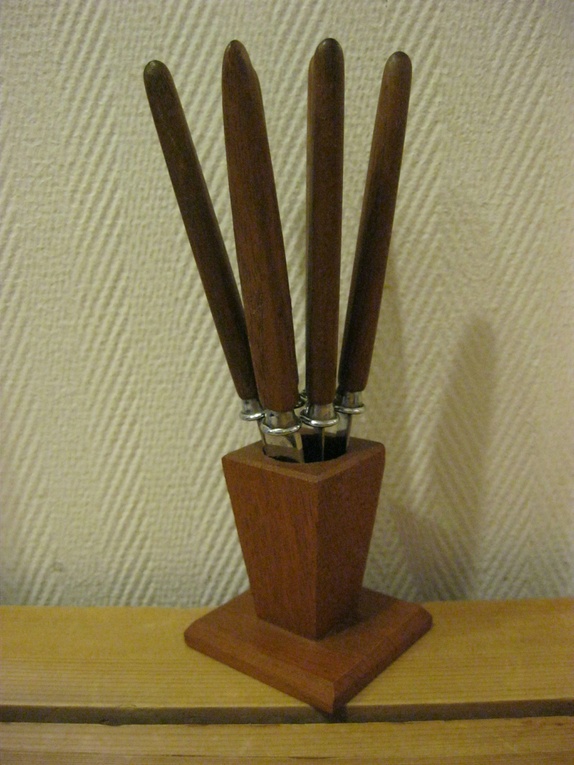 Teak fruktkniver i stativ - Epla