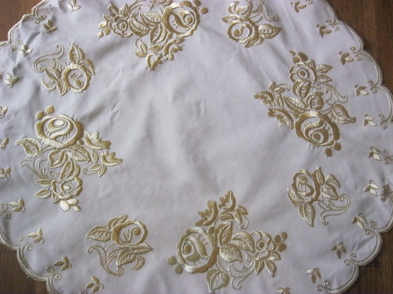 Rund duk gullbroderi - Epla
