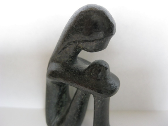 Miniatyr sittende jente - Epla