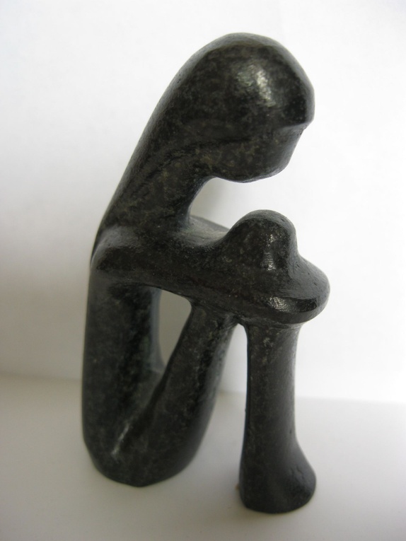 Miniatyr sittende jente - Epla