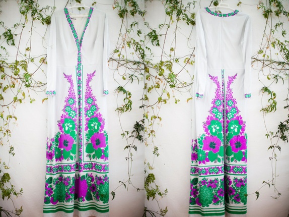 70-talls hvit festkjole med blomstermønster, 1970s retro mønster, maxi kjole - Epla