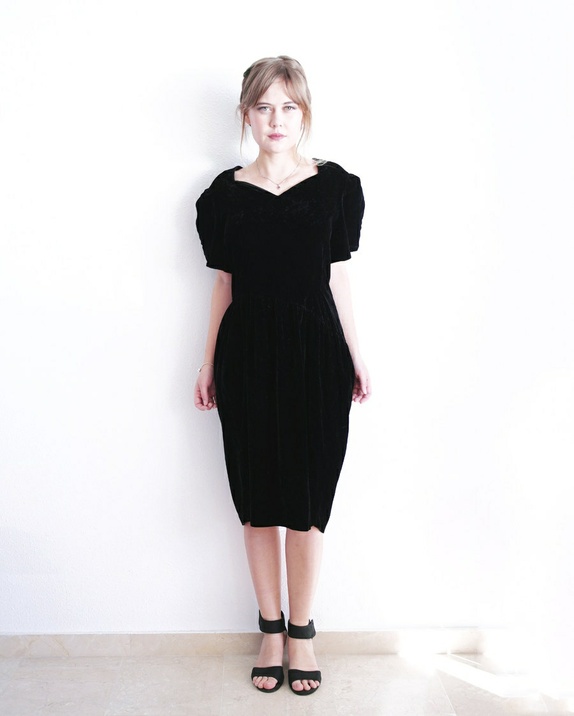 50% aprilSALG Sort fløyelskjole fra 80-tallet, kort svart cocktail kjole - Epla