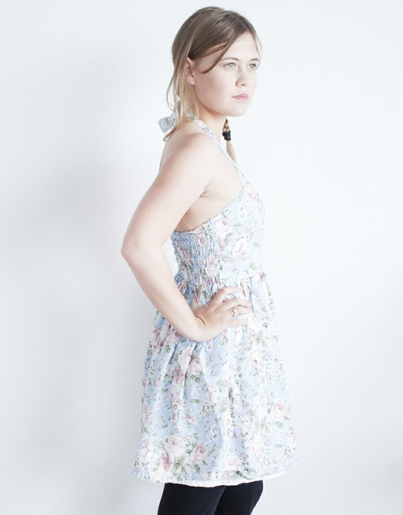 Blå blomstrete kjole, sommerkjole med blomster, halter neck - Epla