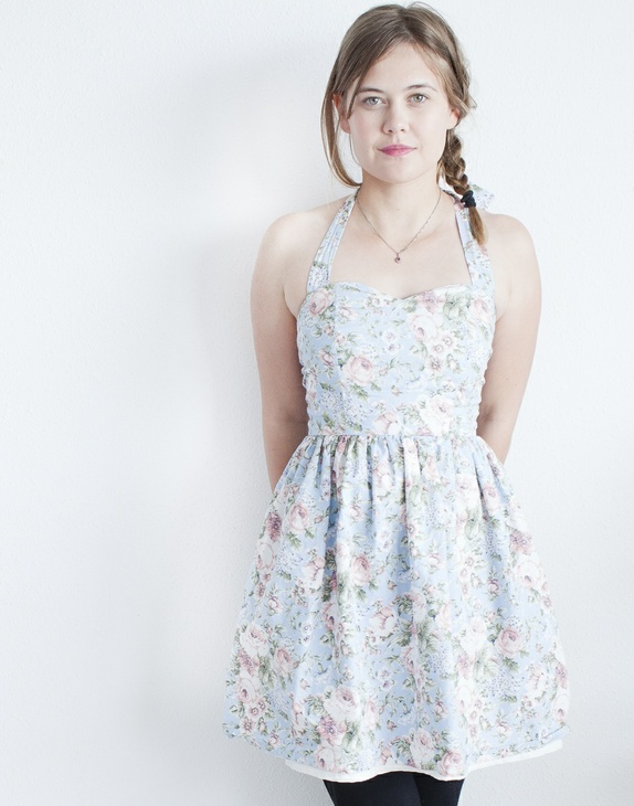 Blå blomstrete kjole, sommerkjole med blomster, halter neck - Epla