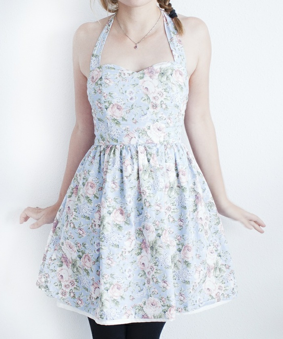 Blå blomstrete kjole, sommerkjole med blomster, halter neck - Epla