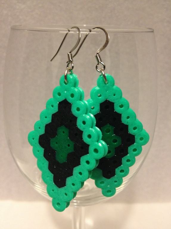 Ørepynt i hama-perler - Epla