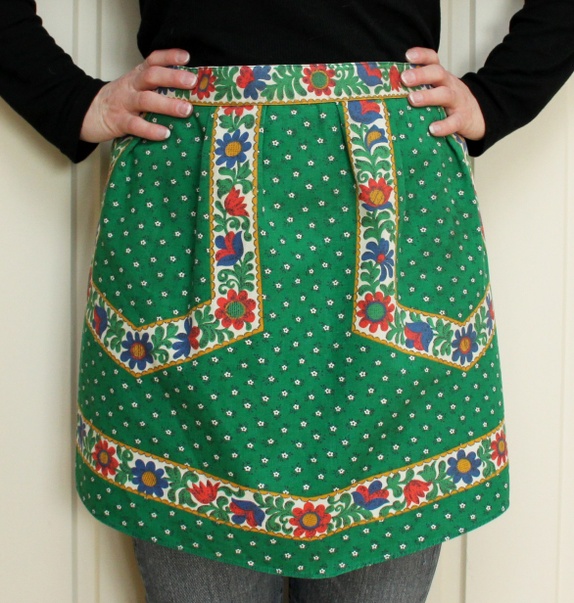 Grønt forkle med små blomster - Epla