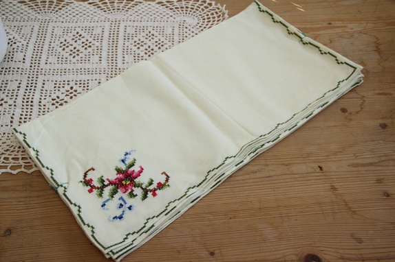 8 håndbroderte servietter - Epla