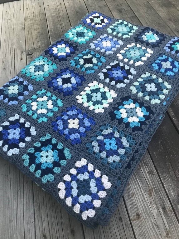 Heklet teppe oldemorsruter, blått/turkis - Epla