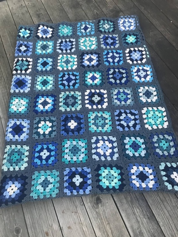 Heklet teppe oldemorsruter, blått/turkis - Epla