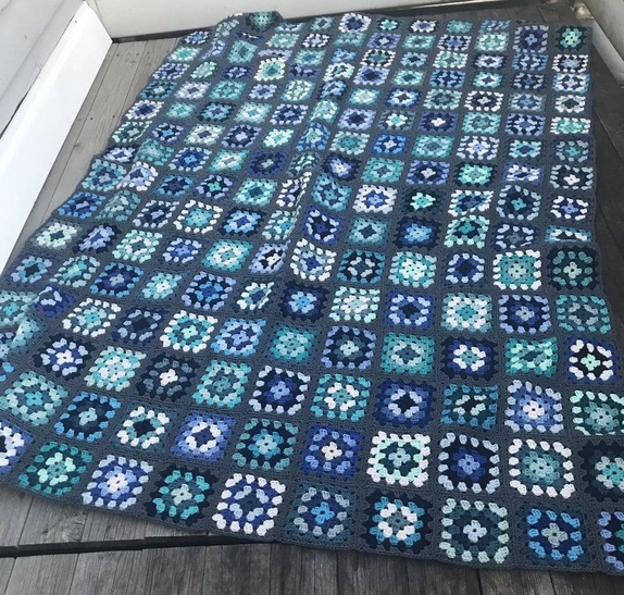 Heklet teppe oldemorsruter, blått/turkis - Epla