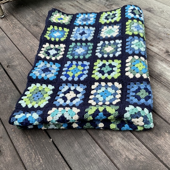 Heklet teppe oldemorsruter, mørk blå kant - Epla