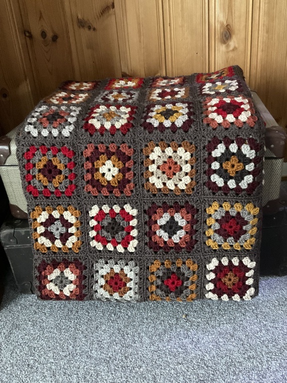 Stort heklet teppe oldemorsruter 133x185, brun kant - Epla