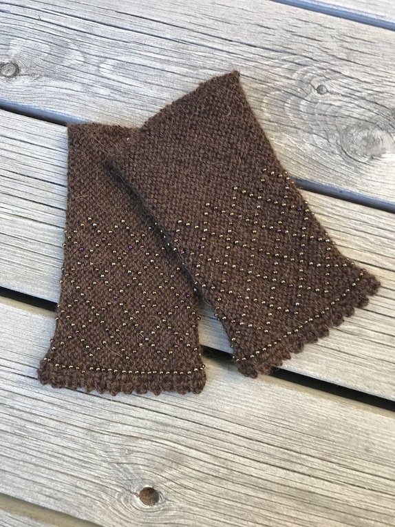 Brune pulsvarmere med antikk gull perler - Epla