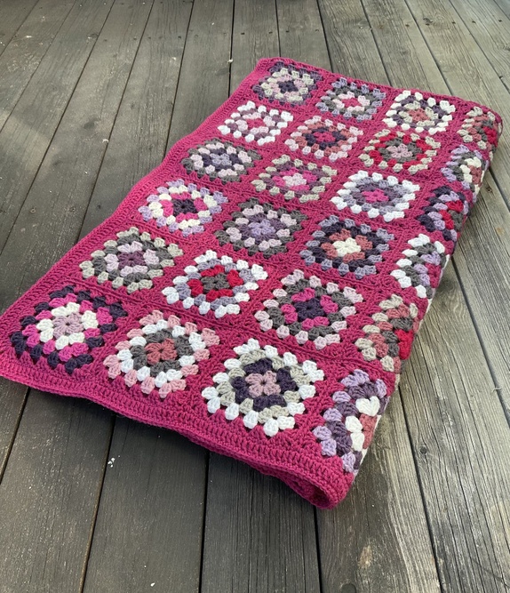 Heklet teppe i rosa og lillatoner - Epla