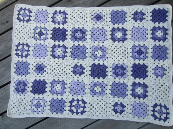 Heklet babyteppe i bomull - Epla