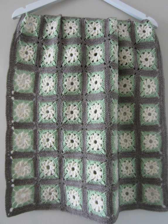 Heklet babyteppe i babyull, naturtoner - Epla