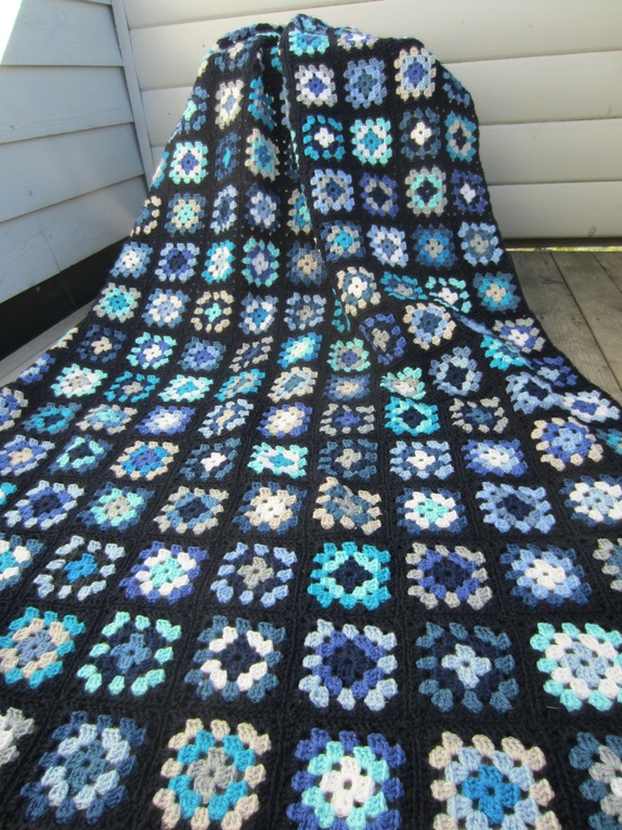 Heklet teppe i blått og turkis - Epla