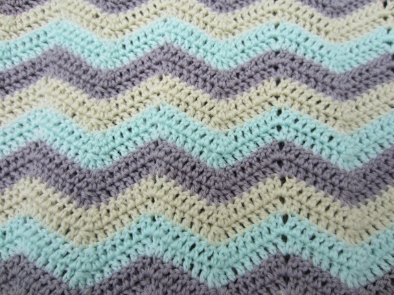 Heklet babyteppe i babyull, pastellfarger - Epla